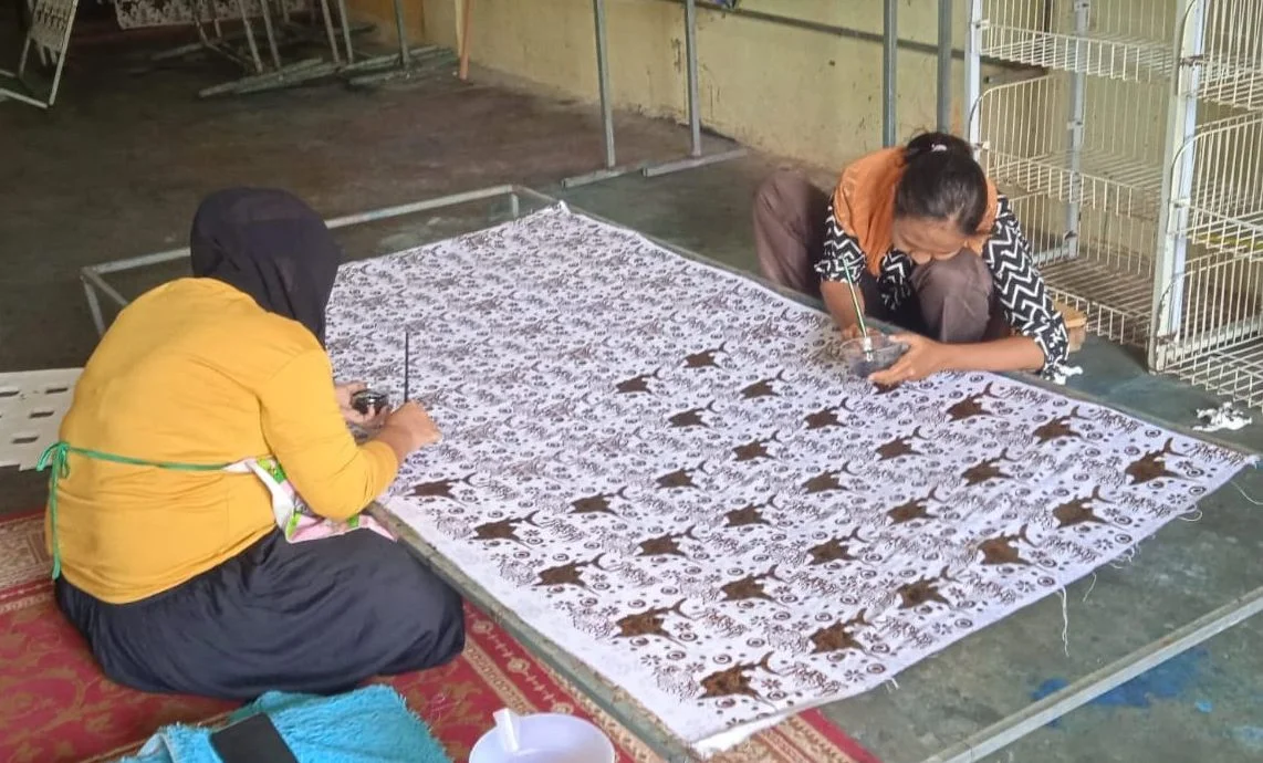 Asal Usul dan Karya Kain Batik Batam yang Berakar dari Alam ...
